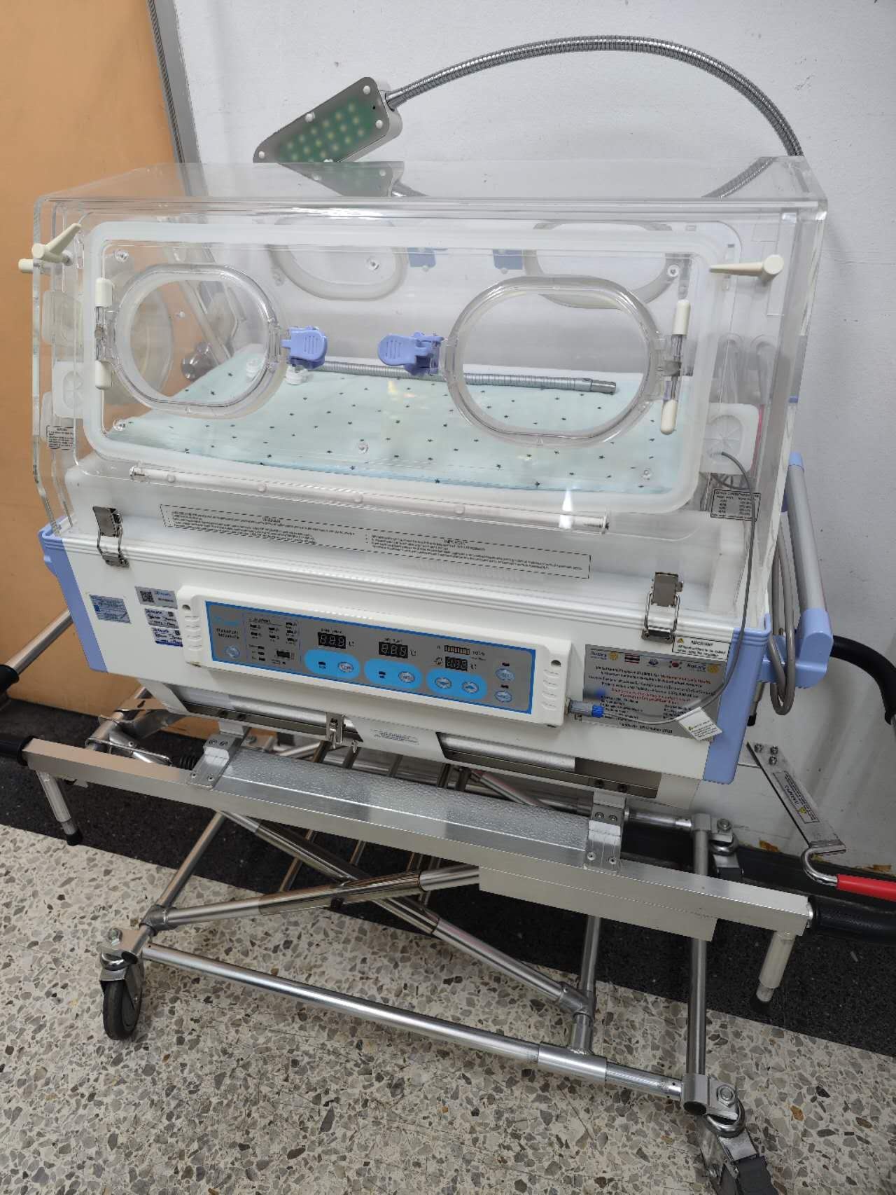 LCD Touch Screen Ambulance Baby Neonatal Transport Infant Incubator